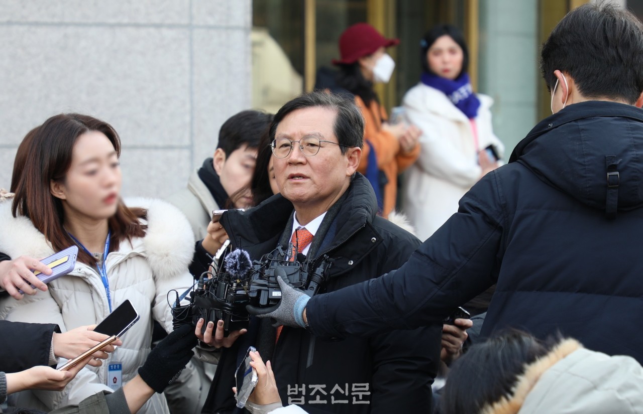 헌재, 윤 대통령 측 재판관 기피신청 기각… 4분 만에 변론 종료